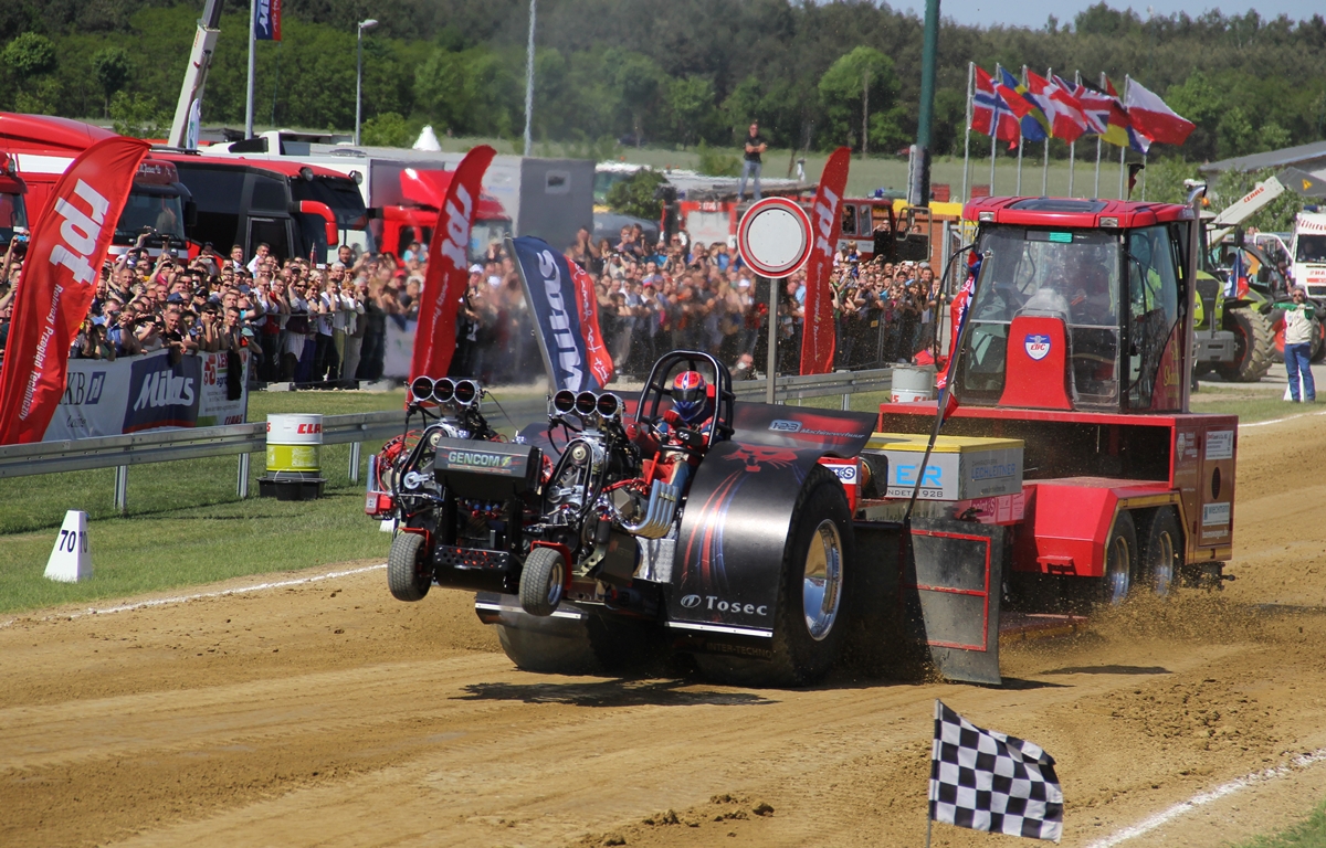 Puchar Europy w tractorpullingu. Ponad 2000 widzów w Niepruszewie ...